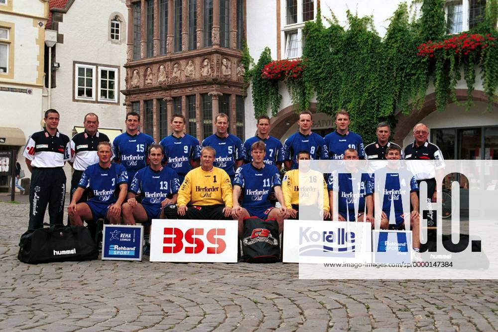 Kader vom TBV Lemgo: h.R.v.l. Physiotherapeut Bennet Risch, Betreuer ...