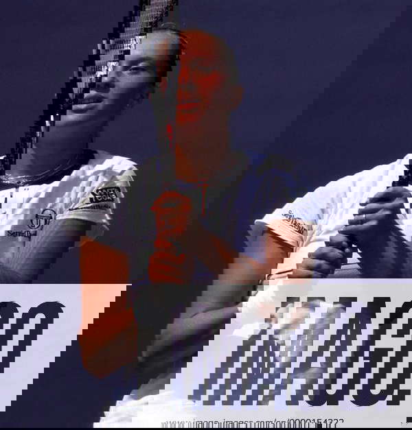 Olga Barabanschikova (Weißrußland) hält den Schläger vors Gesicht ...