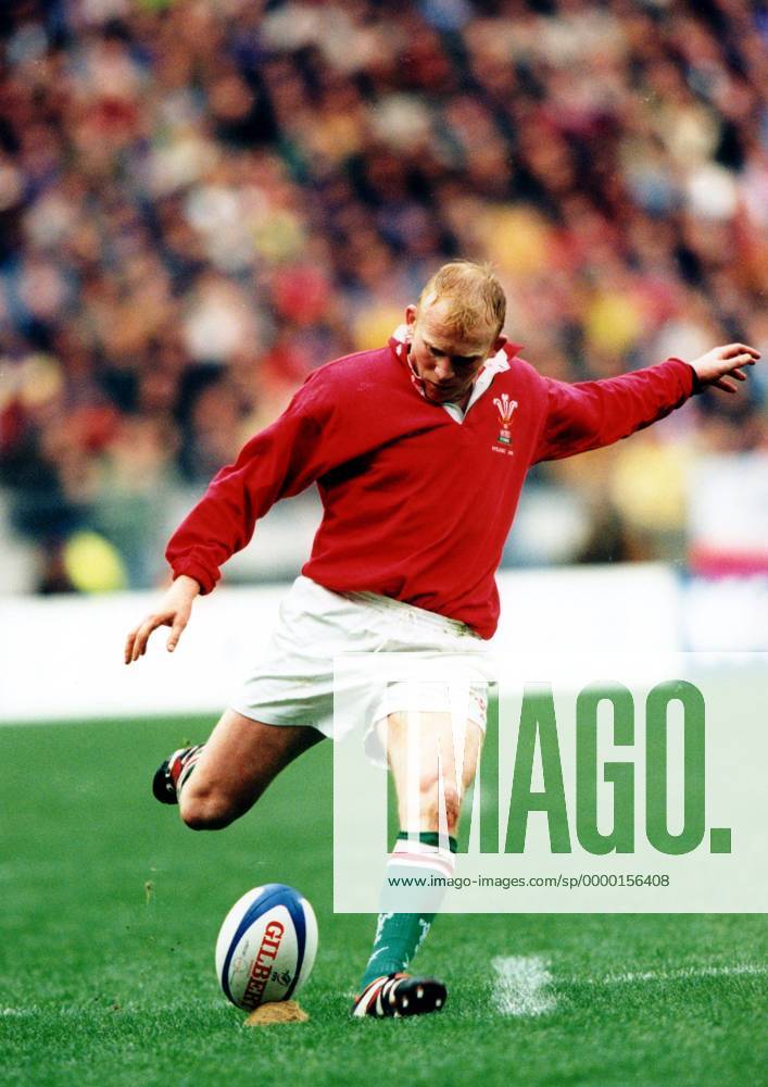 Neil Jenkins (Wales) kickt den Ball Rugby Länderspiel Herren 1999 ...