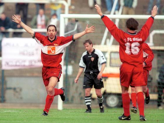 Ivaylo Andonov und Hristo Koilov freuen sich über das 1:0 Fußball ...