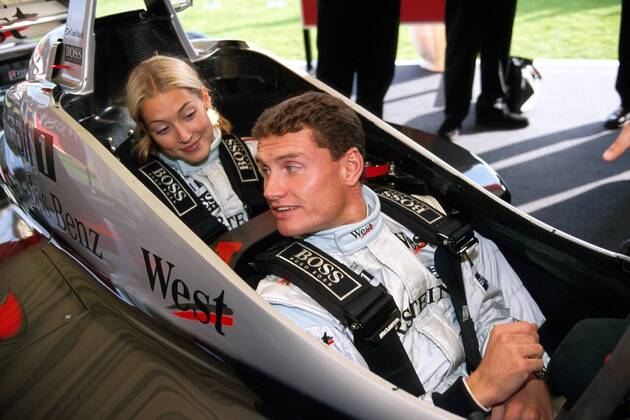 Heidi Wichlinski und David Coulthard in Rennkleidung vor der Box ...