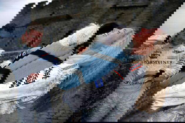 Heidi Wichlinski und David Coulthard in Rennkleidung vor der Box ...