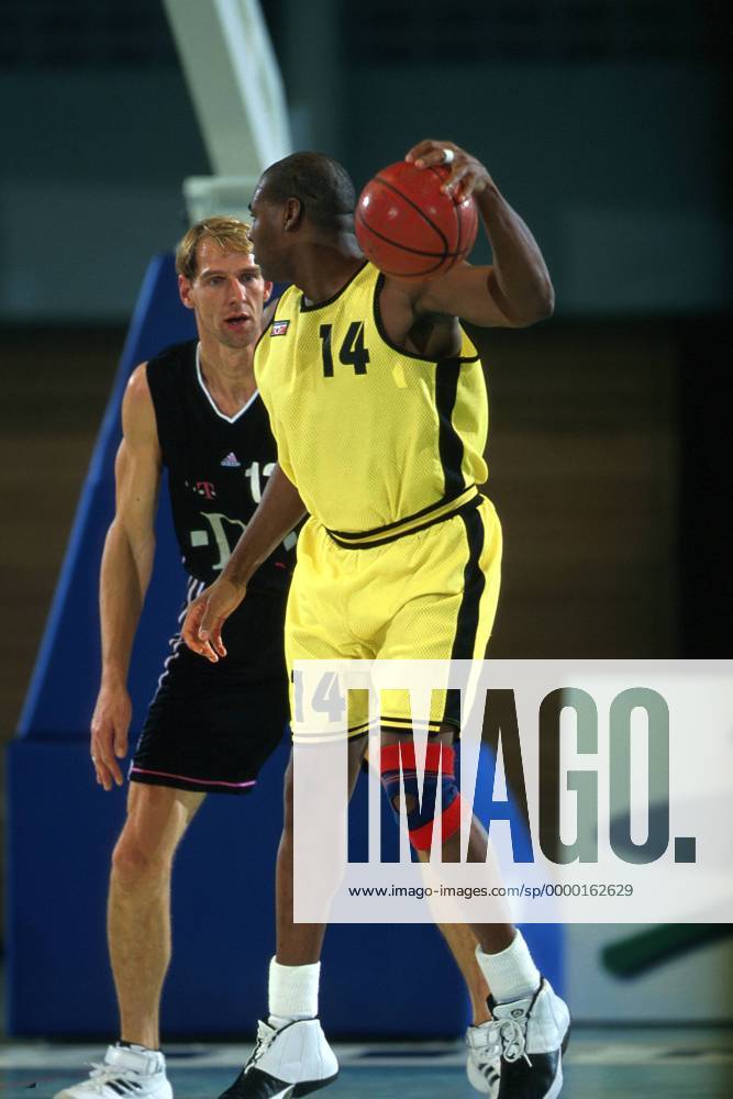 Gerry Wright (re., Tigers) im Duell gegen Detlef Musch (Bonn ...