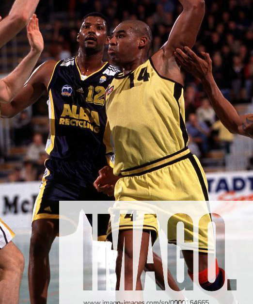 Gerry Wright (Tigers, re.) spielt ungefährdet den Ball Basketball 1. BL Herren Saison 1999 2000, BB