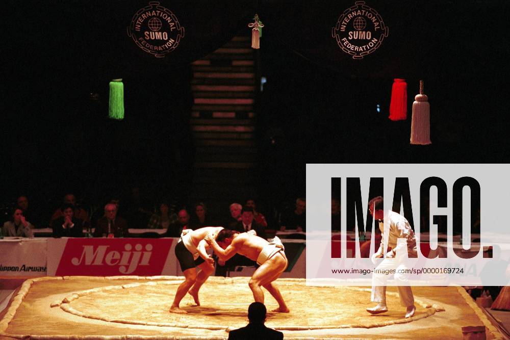 Zwei Sumoringer mitten im Kampf Sumo WM Herren Sumo-Weltmeisterschaft ...