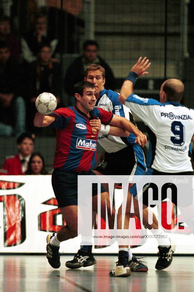 Josep Espar Moya (Barca, li.) mit Ball Jan Eiberg Jörgensen (Mitte ...