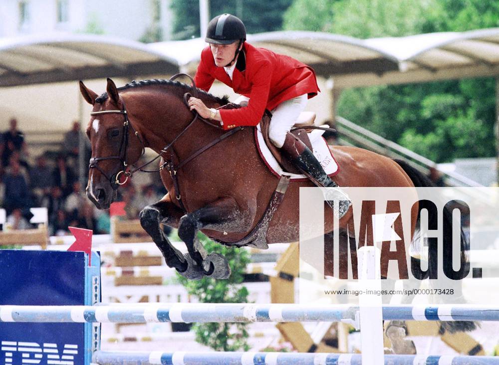 Thomas Velin (Dänemark) auf Equest Carnute beim Überqueren eines ...