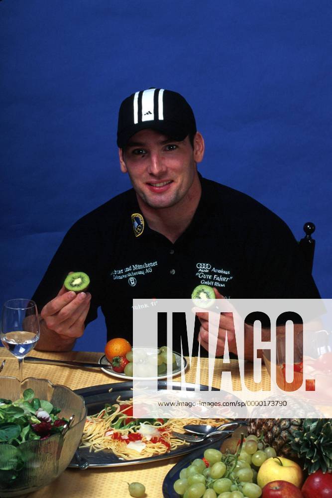 Marc Huster (Deutschland) kann sich zwischen zwei Hälften wohl nicht ...