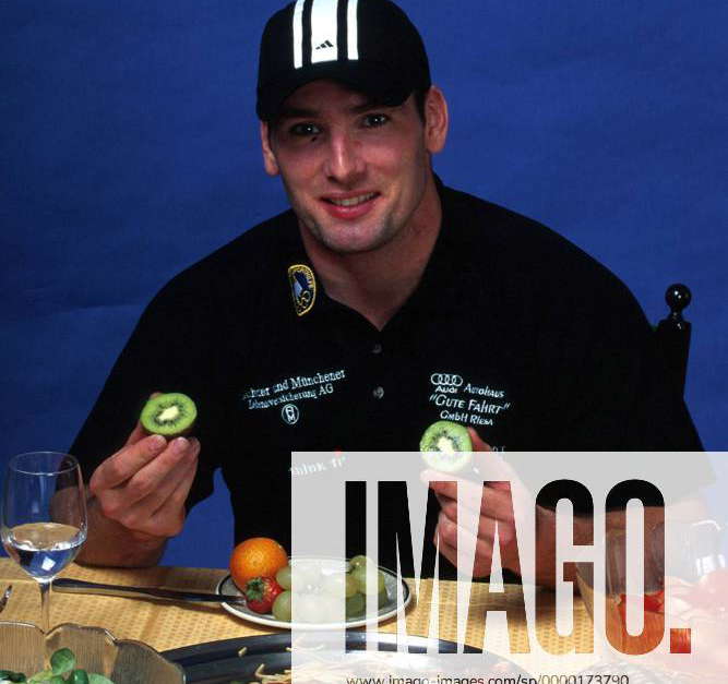 Marc Huster (Deutschland) kann sich zwischen zwei Hälften wohl nicht ...