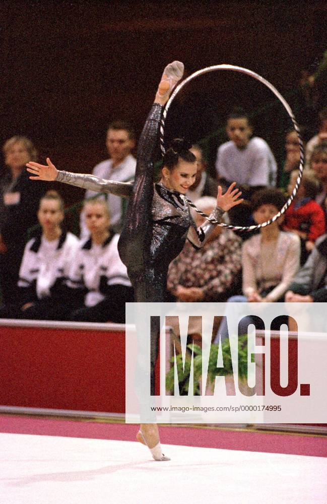 Julia Raskina bei der Übung mit dem Reifen Rhythmische Sportgymnastik ...