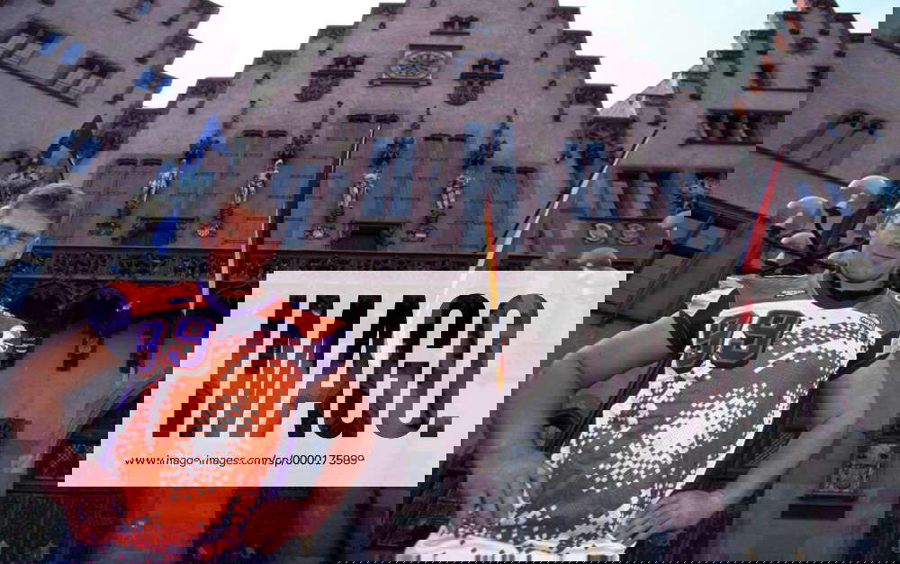 Olaf Hampel (Galaxy) posiert vor dem Frankfurter Römer American ...