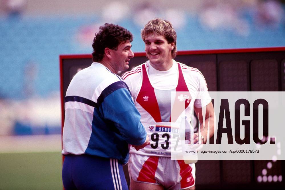 Olympiadritter Werner Günthör (re., Schweiz) im Gespräch mit Udo Beyer ...