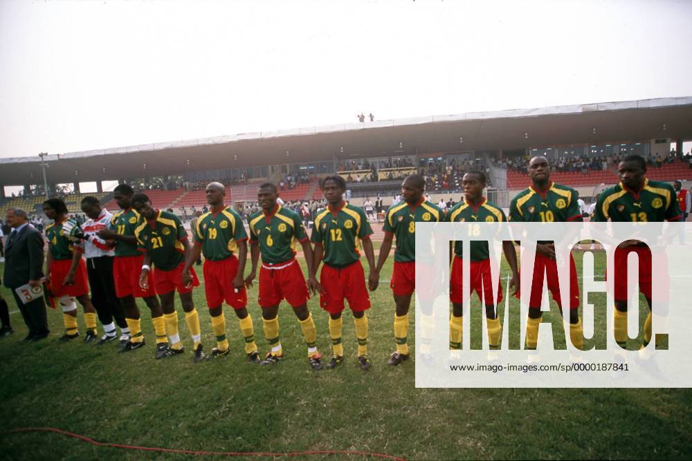 Kamerun, v.re.: Lucien Mettomo, H. Patrick Mboma Dema, Innocent Hamga ...