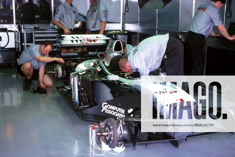 Die Boxencrew vom Team McLaren Mercedes checkt den Boliden von Mika ...