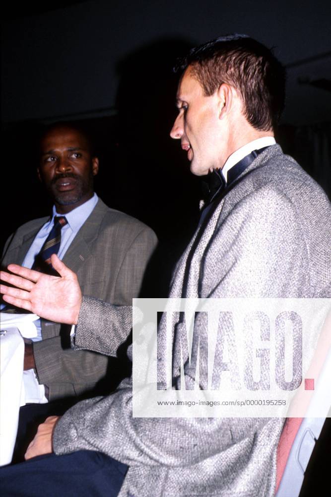 Gehtrainer Ronald Weigel (re., Deutschland) im Gespräch mit Ex ...