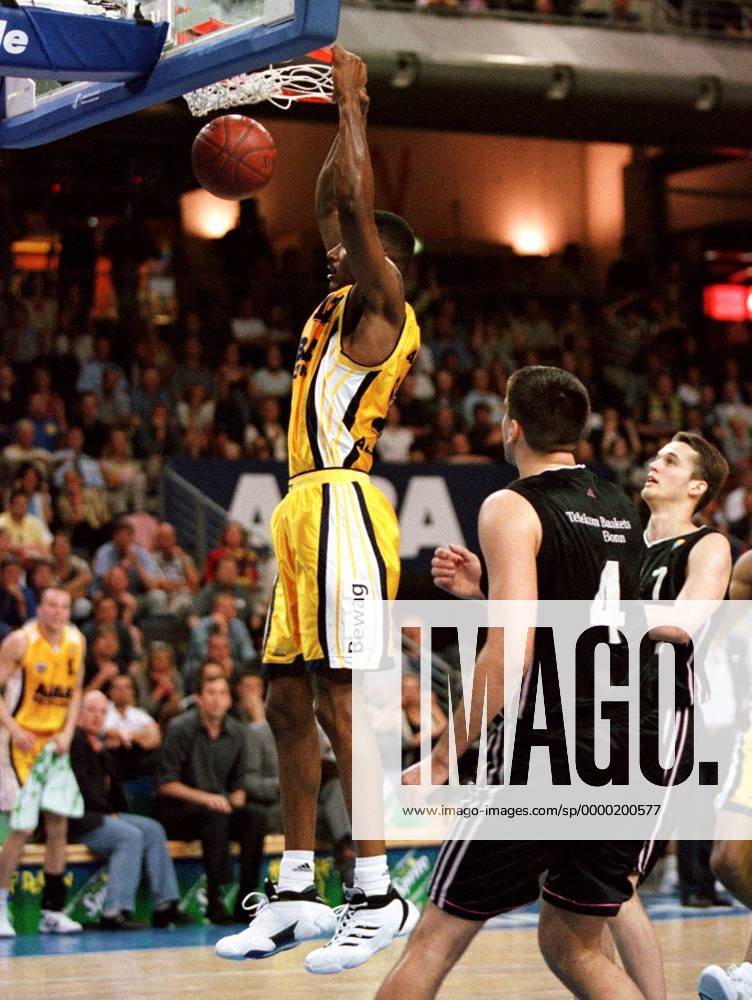 V. li.: Wendell Alexis dunkt den Ball - Josipovic und Beechum stehen ...