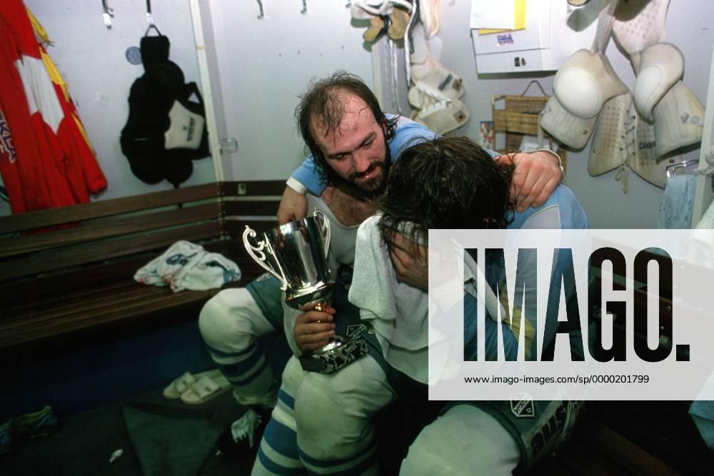 Rick Amann beruhigt seinen Teamkameraden Mike Schmidt Eishockey 1. BL ...