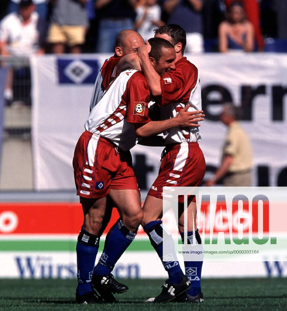 Thomas Gravesen, Soner Uysal und Fabian Ernst (alle HSV, v. l. n. r ...
