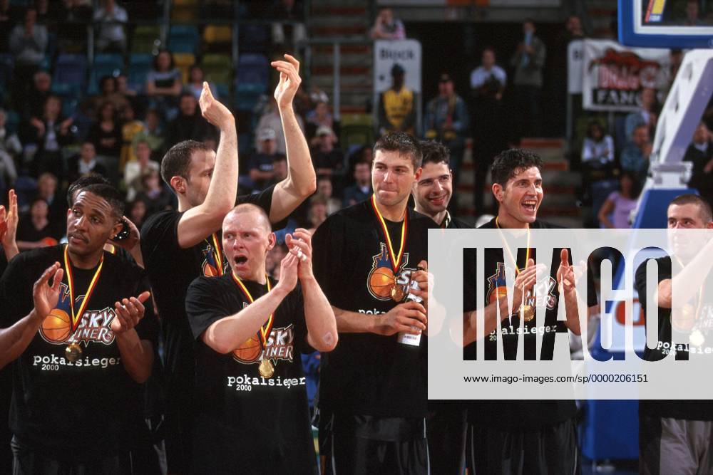 Jubel bei den Skyliners nach ihrem Sieg (vorn v.l.:Gary Collier, Kai ...