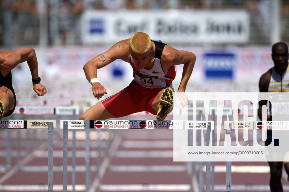 Falk Balzer beim Überqueren der Hürde Leichtathletik Herren ...