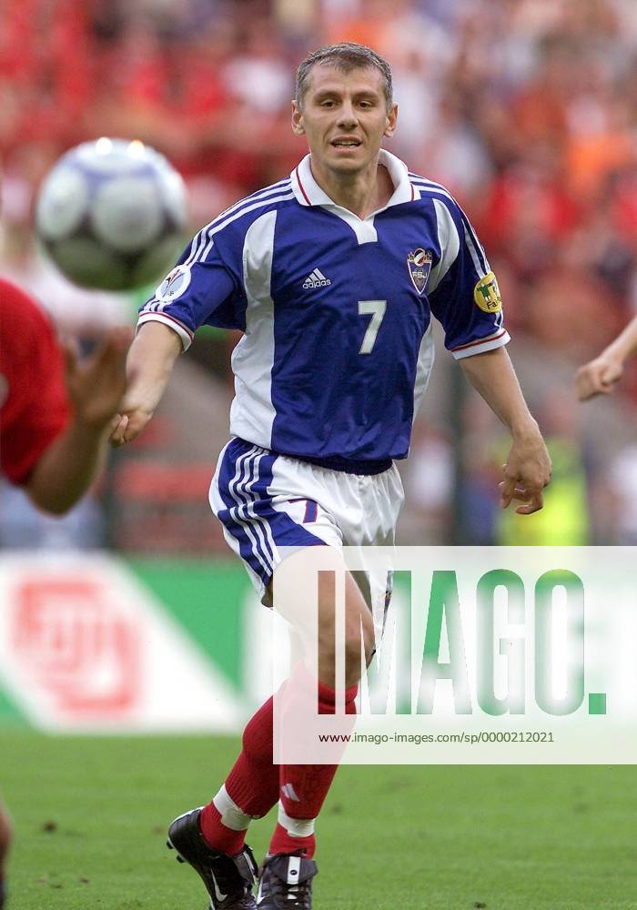 Vladimir Jugovic (Jugoslawien) - Blick auf den Ball Fußball EM Herren ...