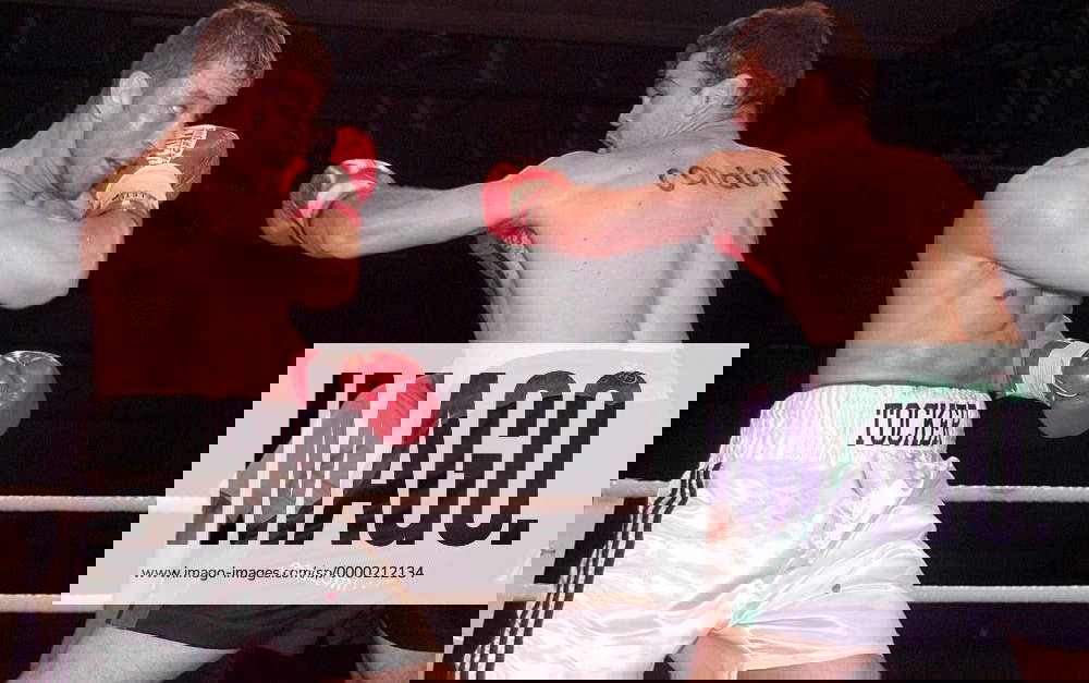 Sven Ottke (re., Deutschland) und Tocker Pudwill (USA) - Schlagabtausch ...