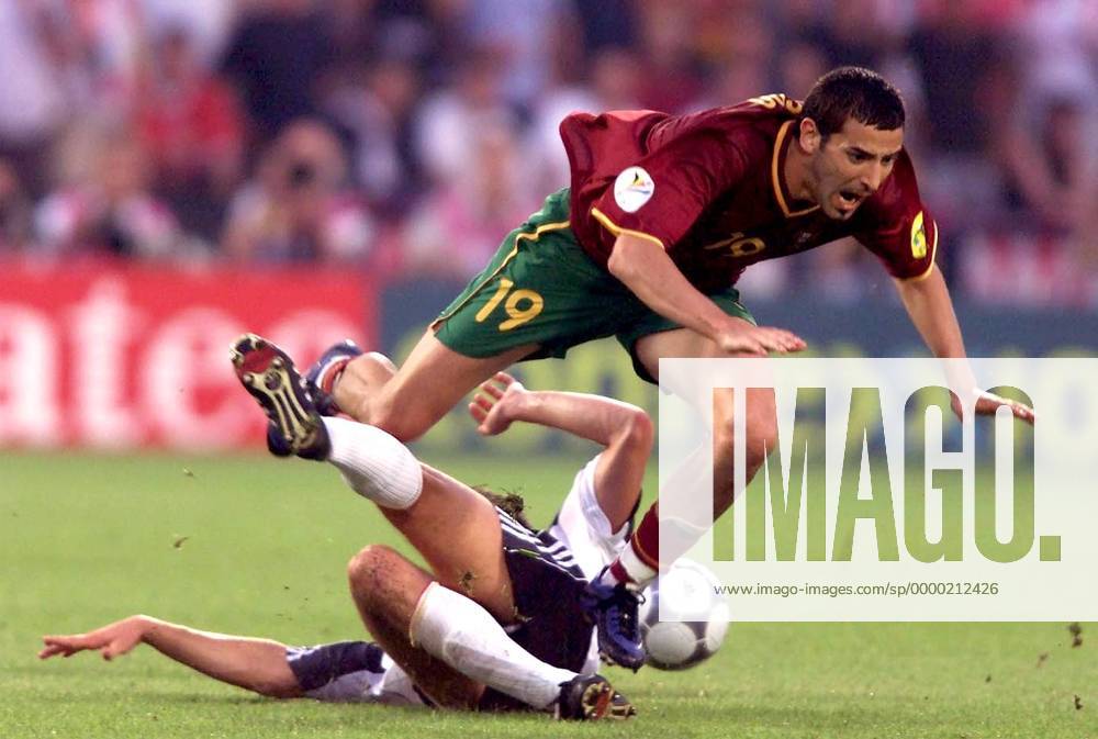 Nuno Capucho (Portugal, re.) fliegt über die Beine von Matthäus ...