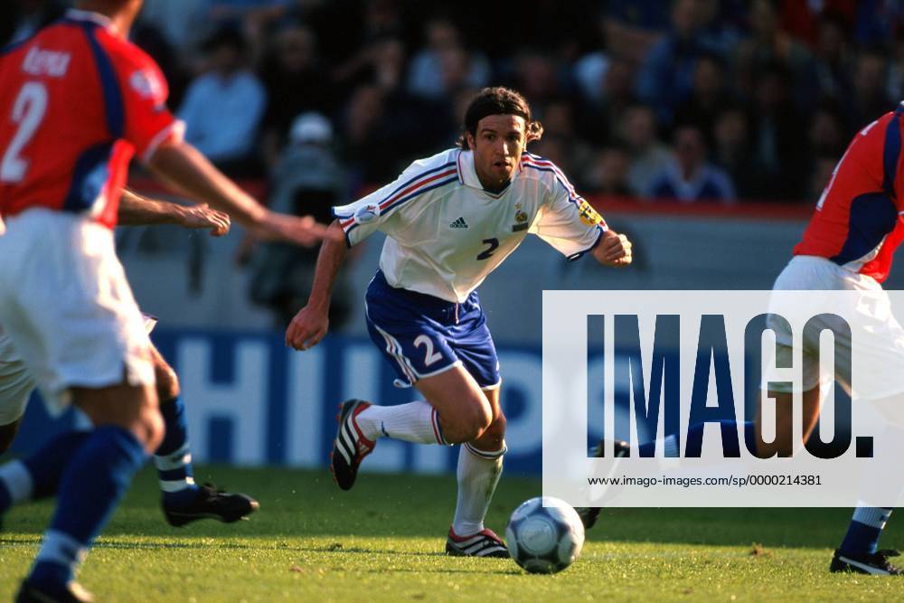 Vincent Candela (Frankreich) am Ball Fußball EM Herren ...