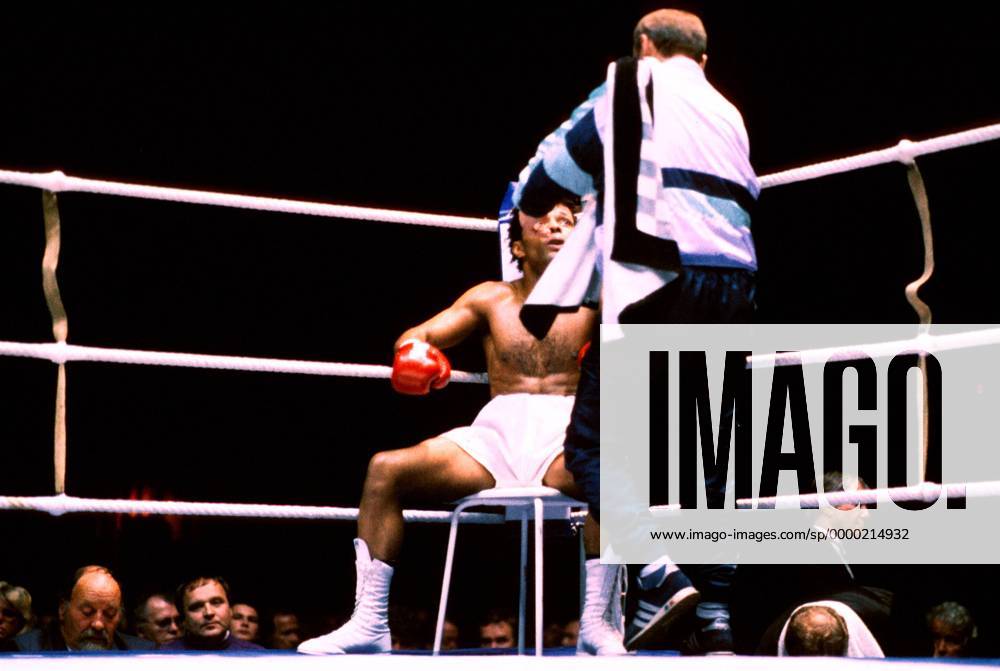 Nelson Alex Alves wird von seinem Trainer versorgt Boxen Herren ...