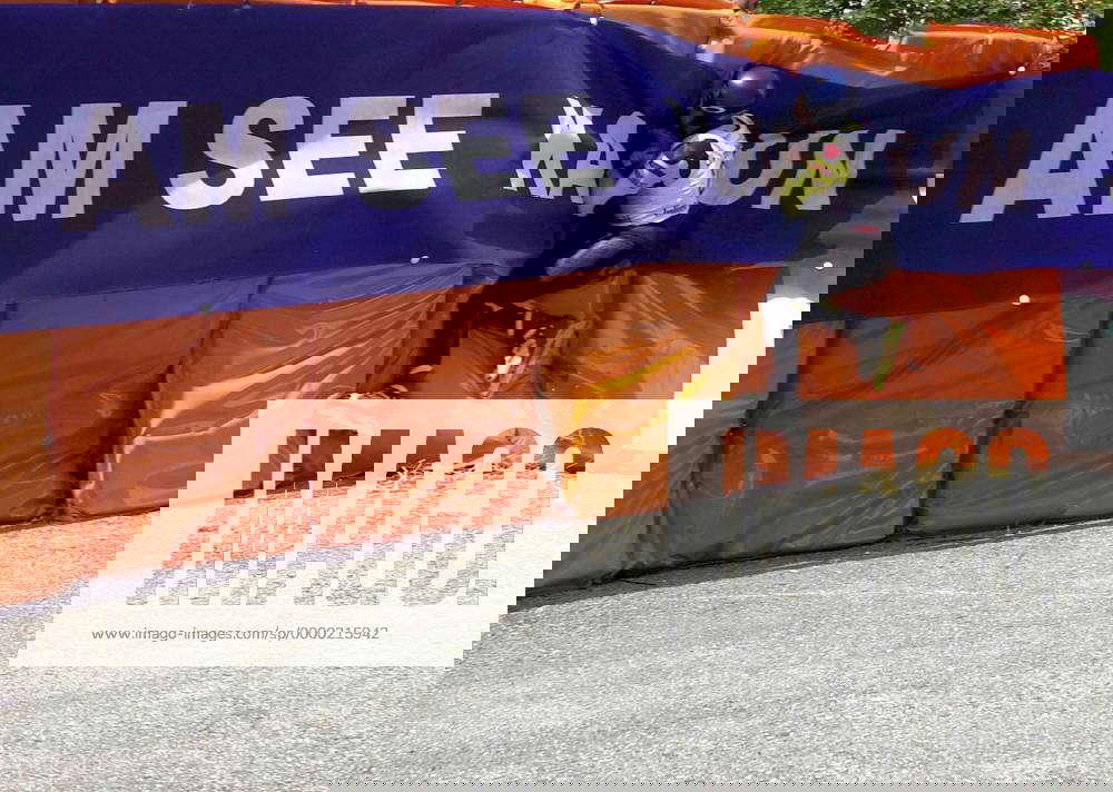 Lionel Favret (Frankreich) ist zu schnell in der Kurve und fliegt ab in ...