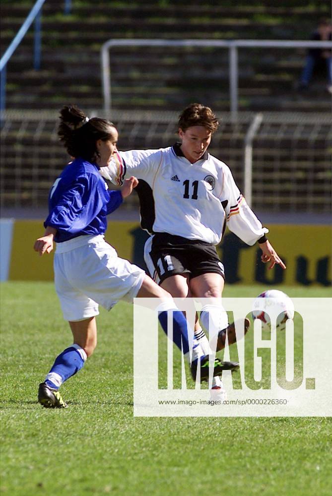 Tatiana Zorri (Italien) kann die Flanke von Stefanie Gottschlich ...