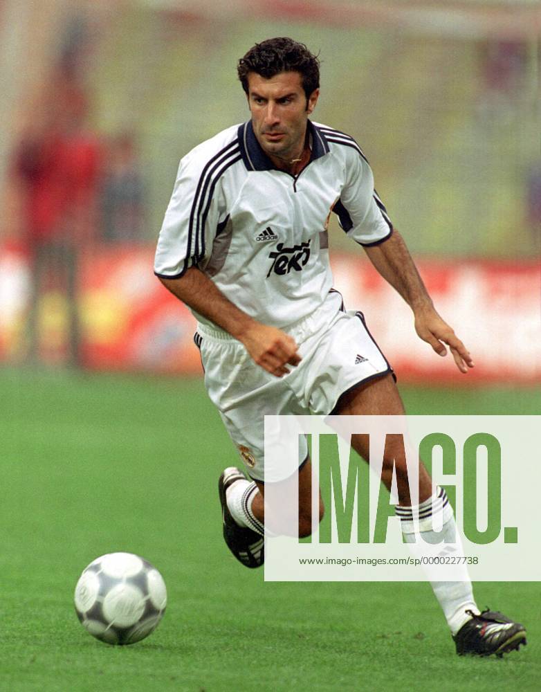 Luis Figo (Madrid) am Ball Fußball Herren Saison 2000 2001, FCB ...