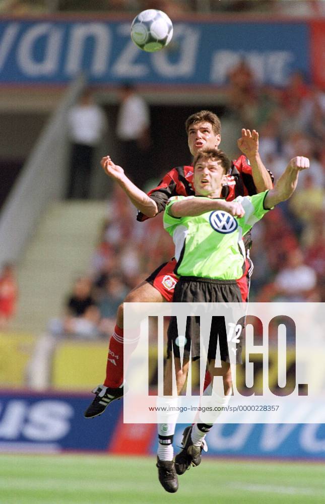 Paulo Rink (Leverkusen, hinten) und Waldemar Kryger (Wolfsburg) beim ...