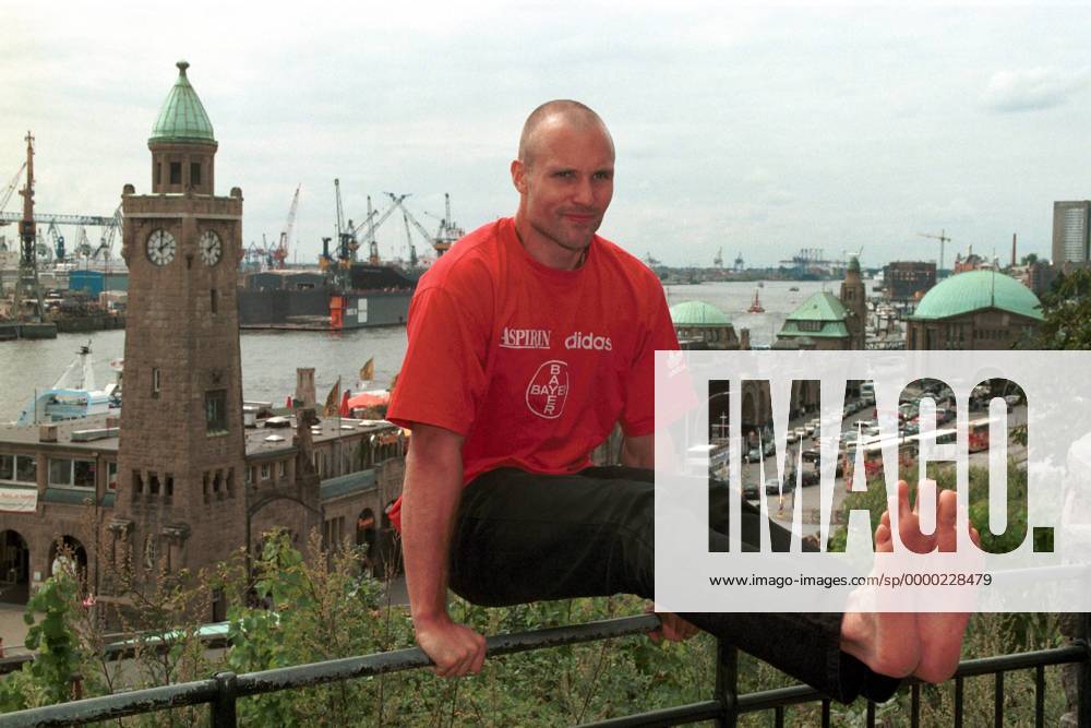 Michael Stolle unterstreicht mit einem Kraftelement auf dem Geländer ...