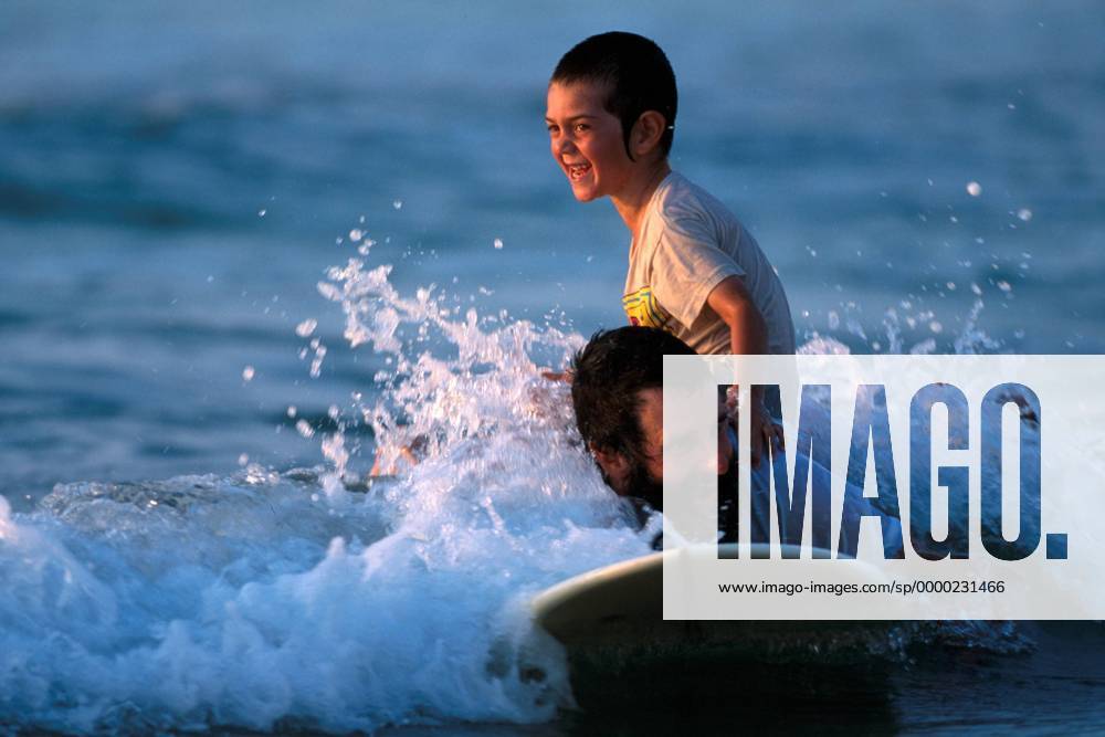 Nachum Shifren hat mit seinem Sohn viel Spaß im Wasser Surfen Herren ...
