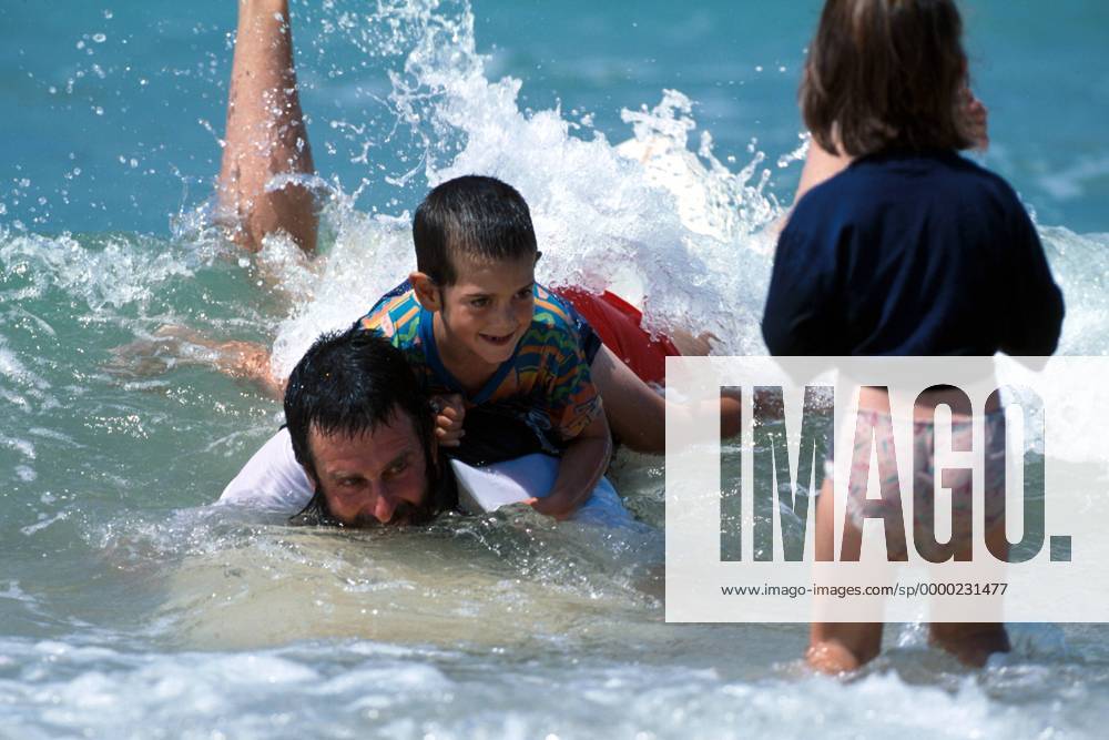 Nachum Shifren hat mit seinen Kindern viel Spaß im Wasser Surfen Herren ...