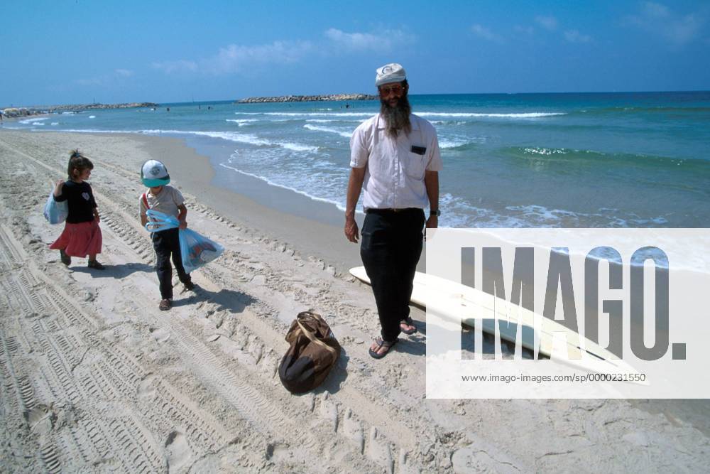 Nachum Shifren mit seinen Kindern am Strand Surfen Herren Fotostory ...