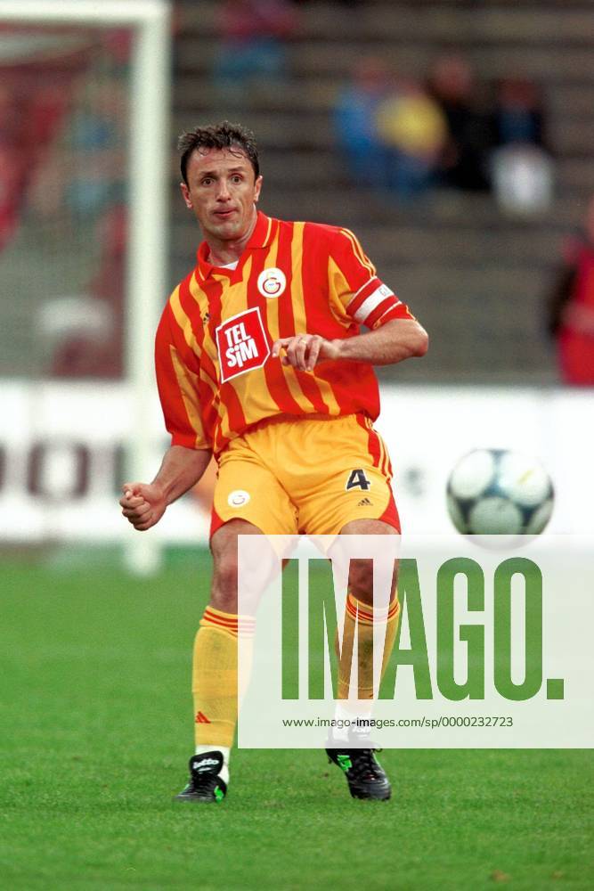 Gheorghe Popescu (Galatasaray) am Ball Fußball Herren Saison 2000 2001 ...
