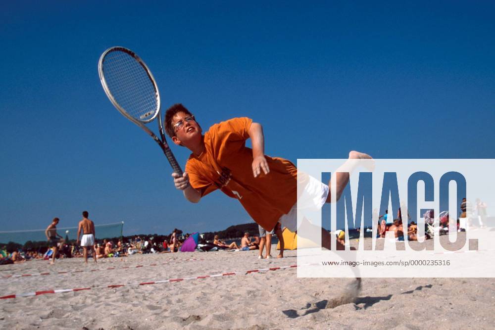 Junger Beachtennisspieler beim Hechtsprung am Strand Beachtennis Herren ...