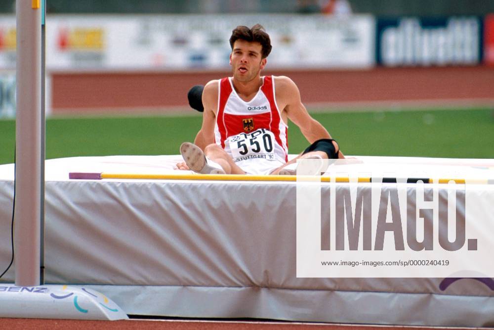 Ralf Sonn (Deutschland) sitzt frustriert auf der Matte Leichtathletik WM Herren Weltmeisterschaft