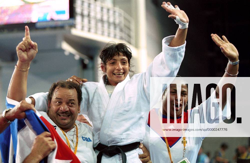 Legna Verdecia (Kuba) freut sich mit ihren Betreuern über den ...