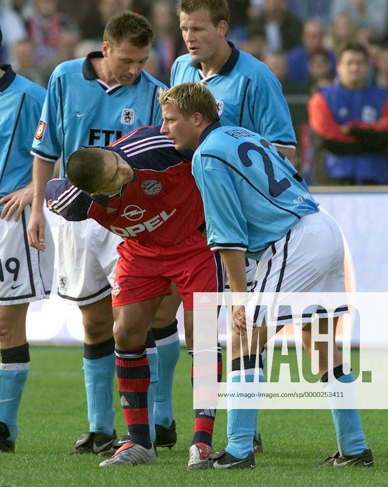 Giovane Elber (Bayern, Mitte) amüsiert sich über Thomas Riedl (1860 ...