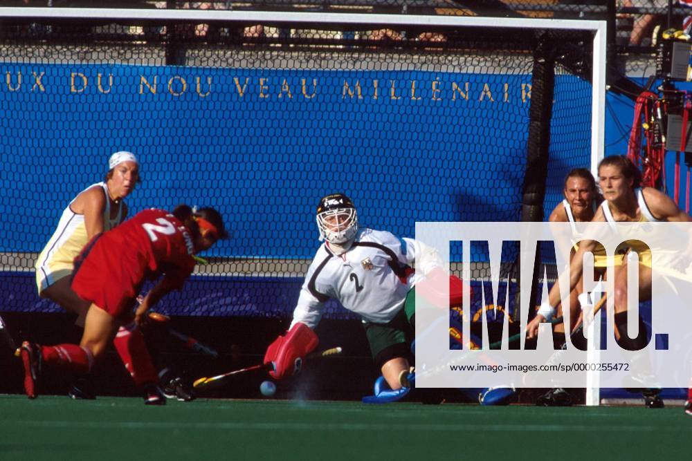 Torhüterin Birgit Beyer (Mitte, Deutschland) wirft sich dem Schuß von ...