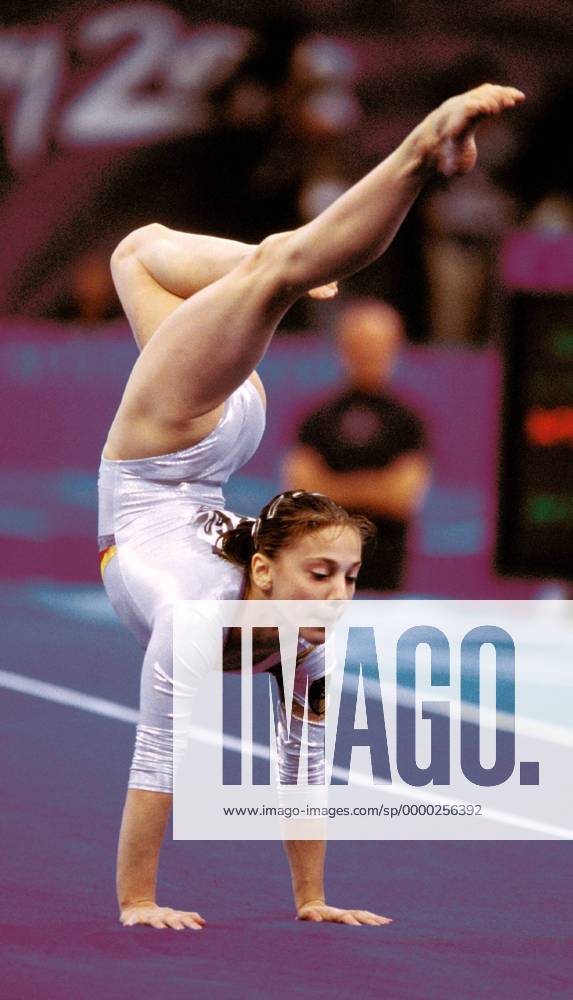 Andreea Raducan (Rumänien) konzentriert bei einer Bodenübung Turnen OS ...