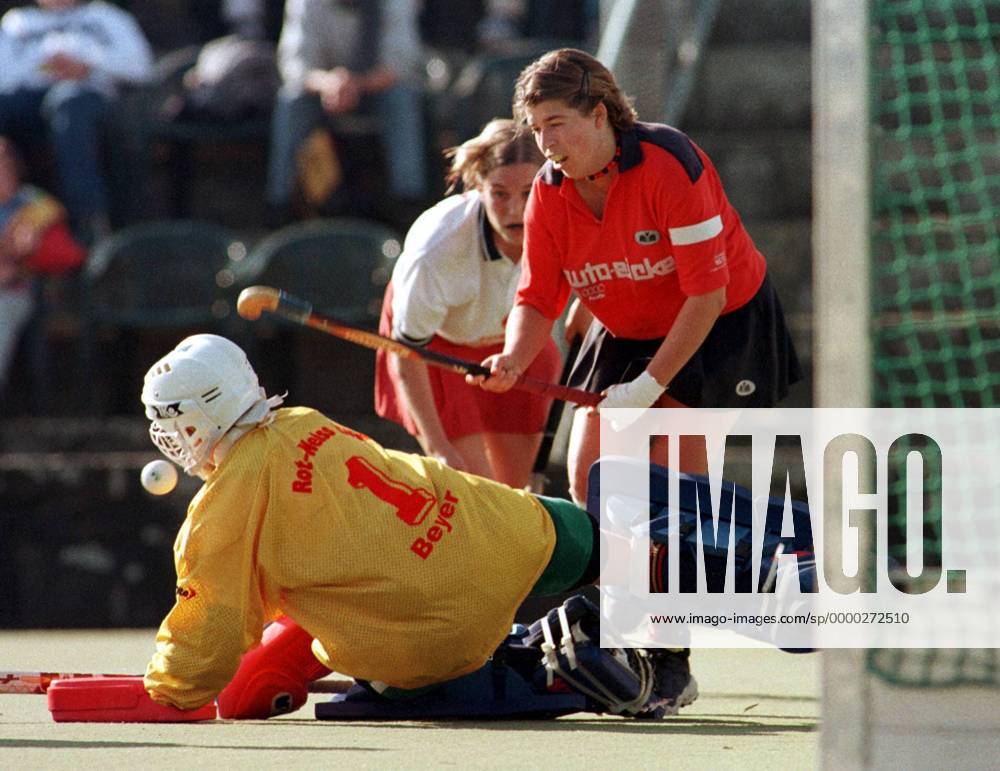 Natascha Keller (BHC, Berlin) bringt Torfrau Birgit Beyer (RW Köln) in Bedrängnis Hockey 1. BL