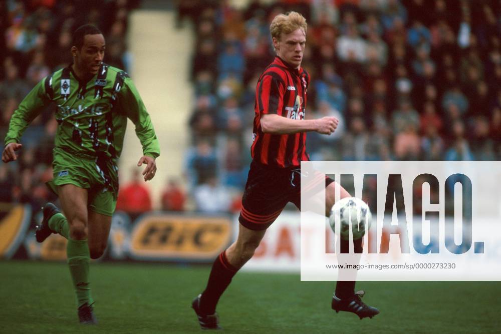 Markus Happe im Duell mit Martin Dahlin Fußball 1. BL Herren Saison ...