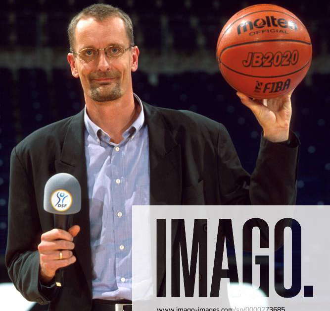 DSF-Moderator Michael Pappert (Deutschland) mit Ball und Mikrofon Basketball 1. BL Herren Medien