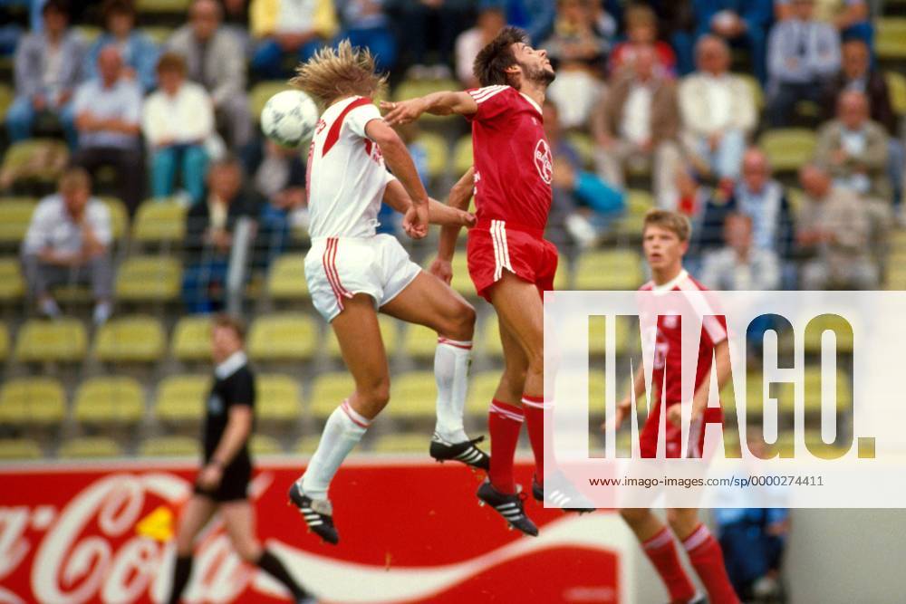 Jean-Pierre de Keyser (Leverkusen, re.) im Kopfballduell mit Jörn ...