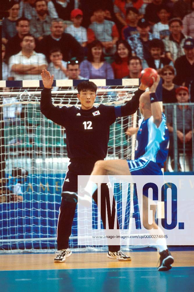 Torwart Suik-Houng Lee beim Siebenmeter gegen Igor Butulija Handball OS ...