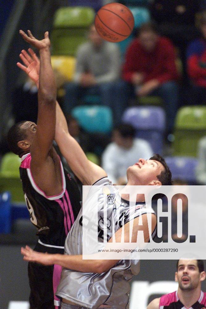 Robert Maras und MC Mazique im Sprungballduell Basketball 1. BL Herren ...